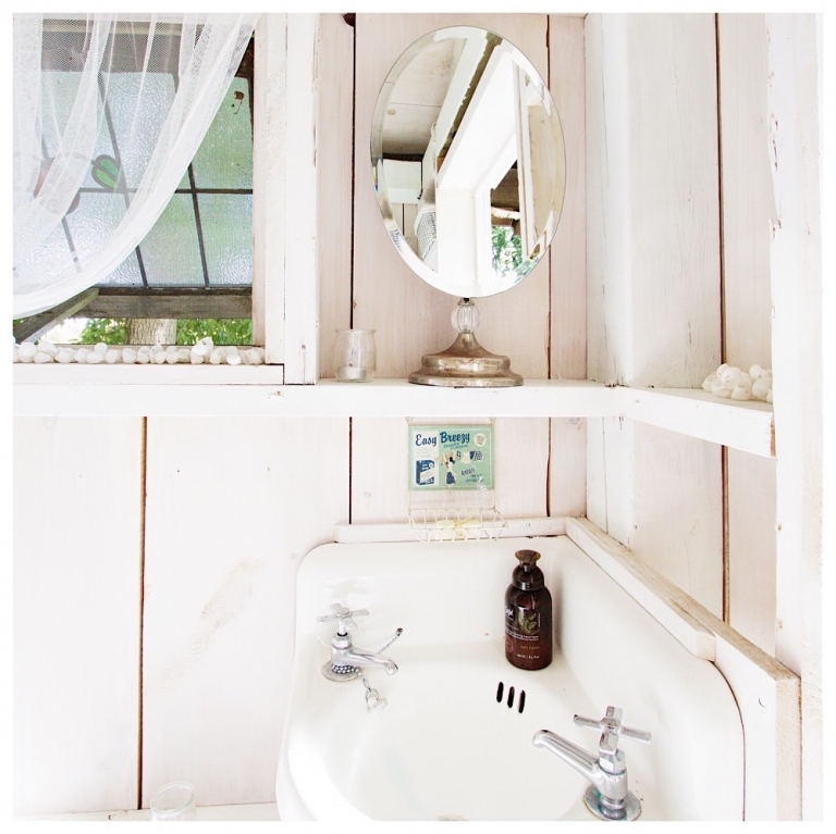 How to build an outhouse. A really pretty one. | DESIGN THE LIFE YOU ...