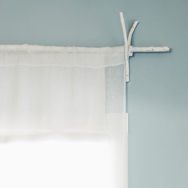 DIY : How to make a twig curtain rod