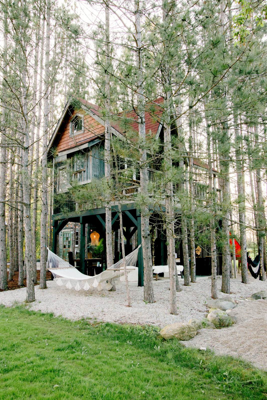 Treehouse + Cabin Tour : A BEAUTIFUL MESS - Knowlton and Co // Design ...