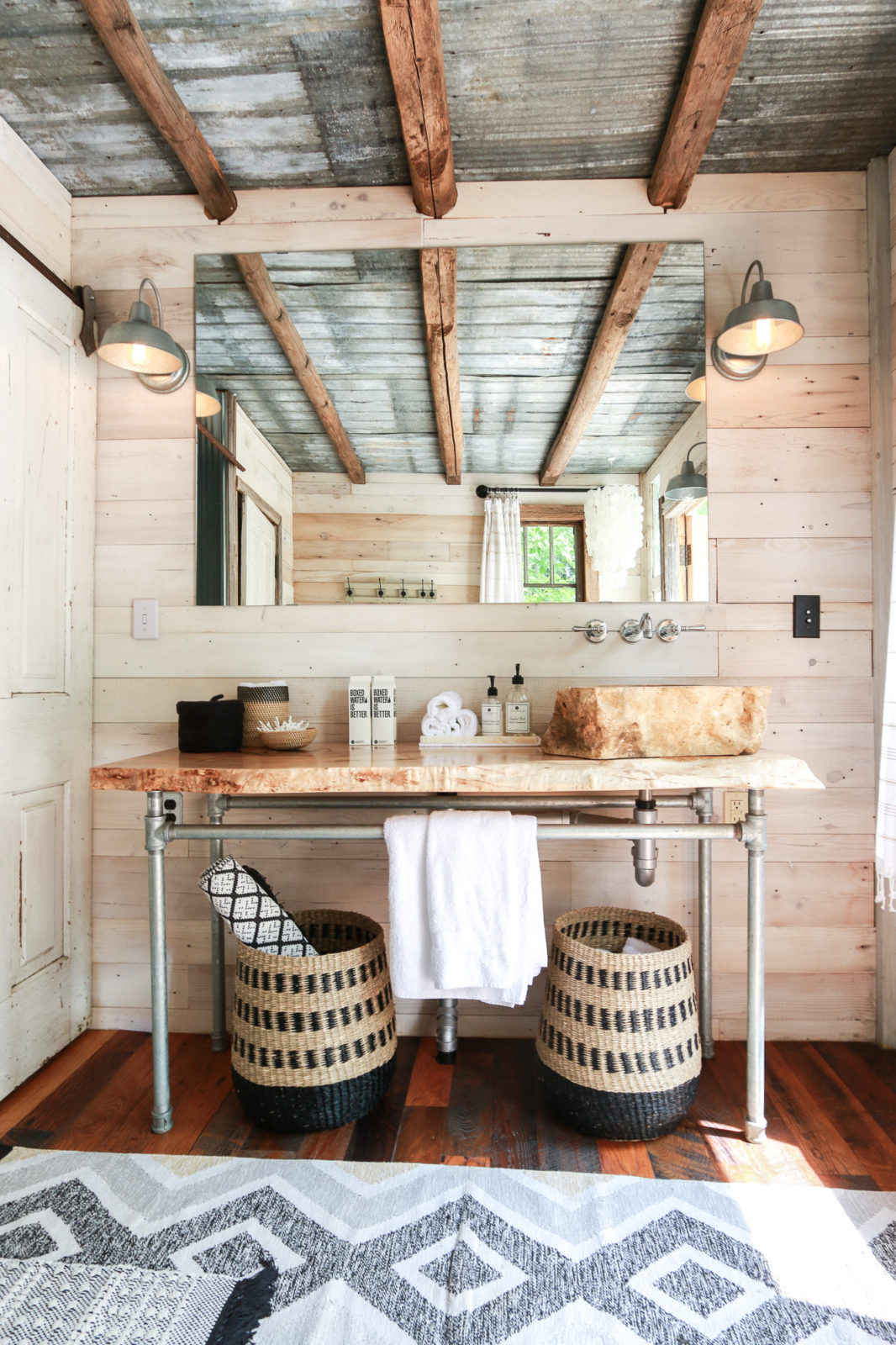 How to make essential oil toilet spray { Labels included }