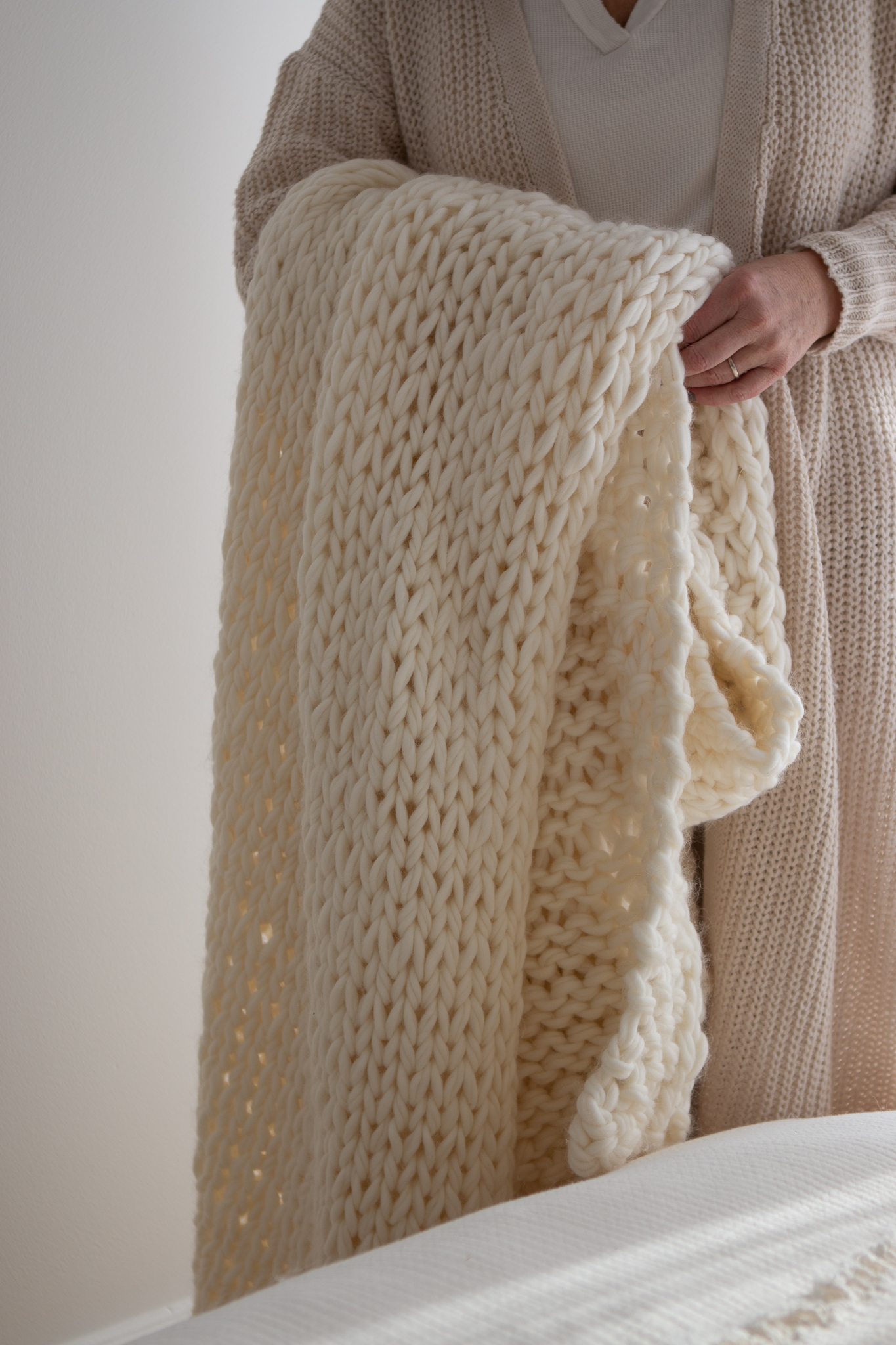 FREE chunky knit blanket pattern. Knit a blanket in a weekend! Easy ...