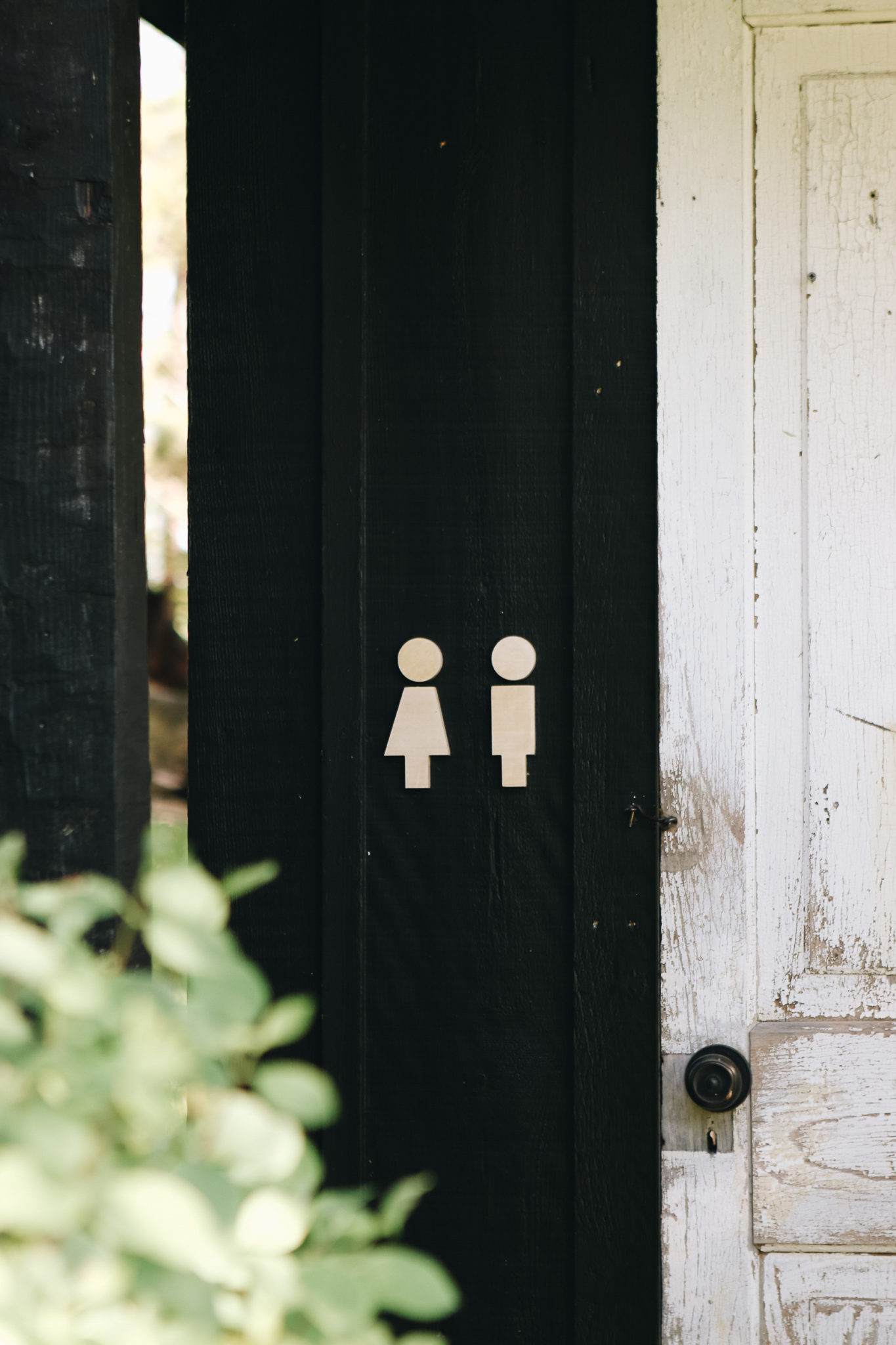 How to build an outhouse. A really pretty one. | DESIGN THE LIFE YOU ...