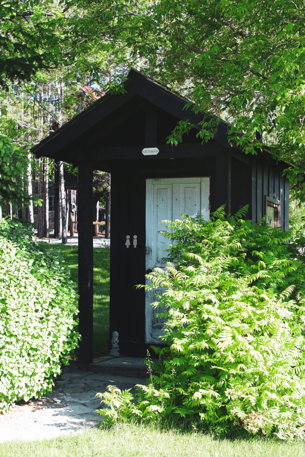 How to build an outhouse. A really pretty one. | DESIGN THE LIFE YOU ...