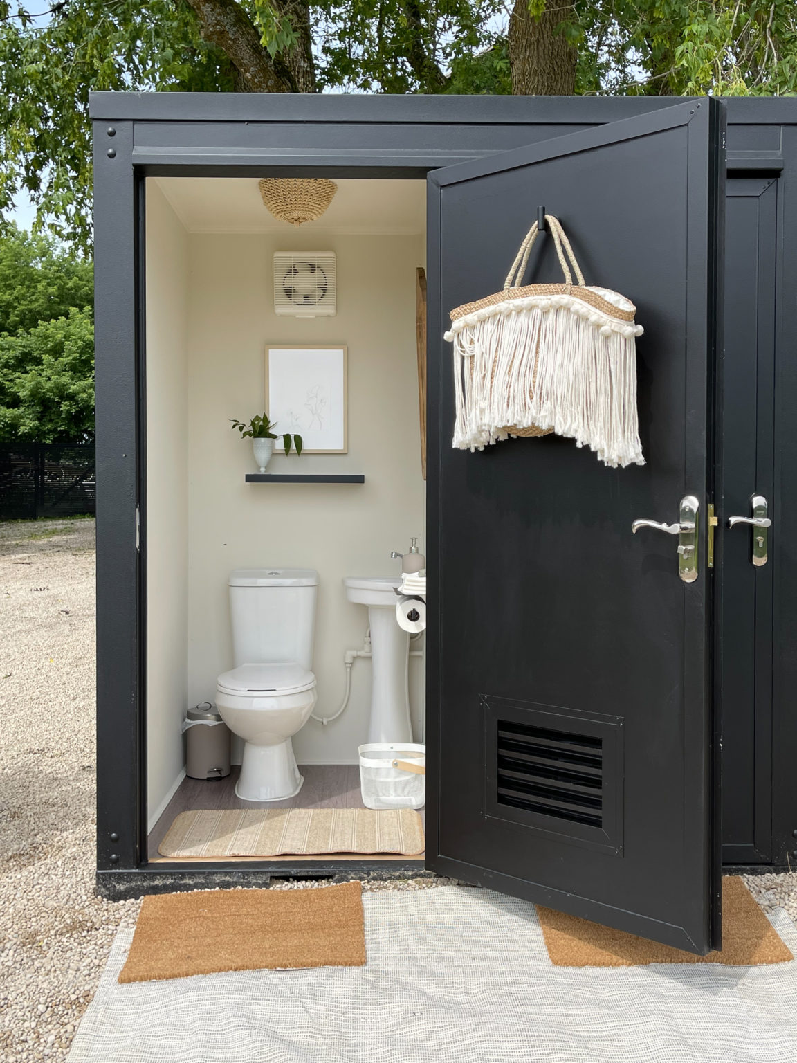 How to build an outhouse. A really pretty one. | DESIGN THE LIFE YOU ...
